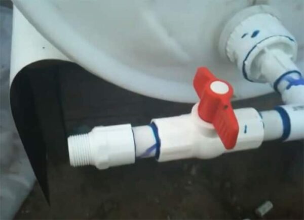 Jednostavan sistem za sakupljanje kišnice u burićima koji skladišti ...